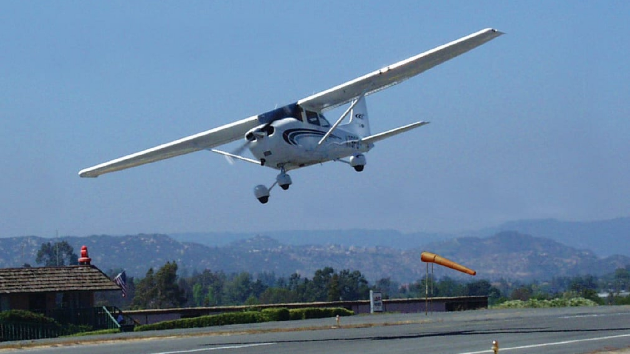 Mastering Crosswind Landings: Tips for UK Pilots